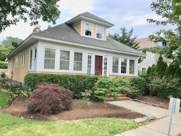 New 4 Bedroom Greenport House Sleeps 10, Walkable To Beach& Town. No Car Needed - Greenport, NY