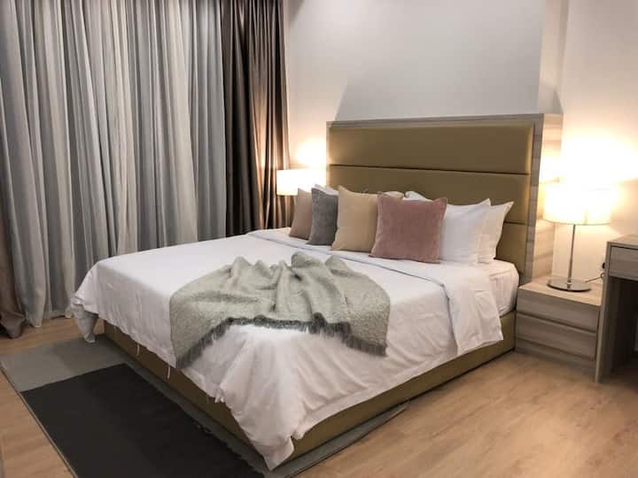 Large Condo W 2 Pools, Best Patio View, 3bd & 3bth - Jurong East