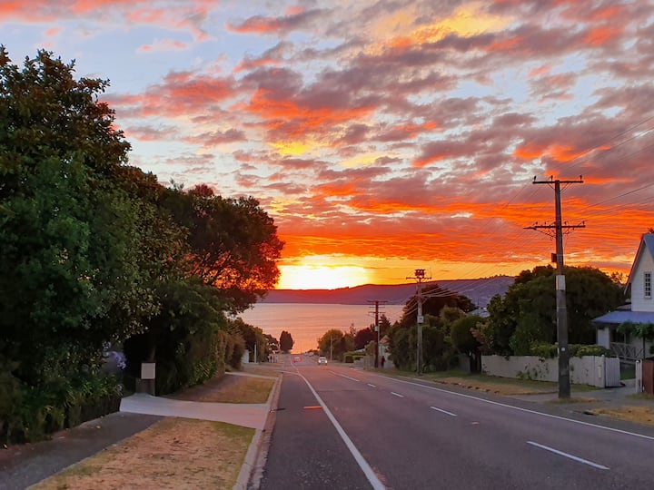 Family 2 Bedroom Home, Onsite Parking, Lake Views - Taupo