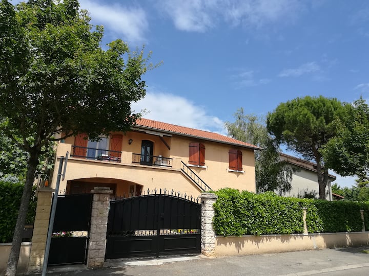 Grand Studio Proche Du Pôle De Loisirs
Ol  Vallée - Groupama Stadium - OL