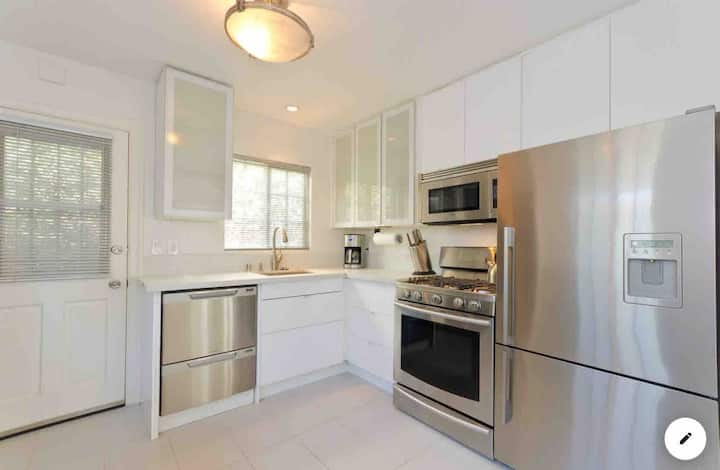 Private Modern Hollywood Cottage W/patio 3 - Los Angeles, CA