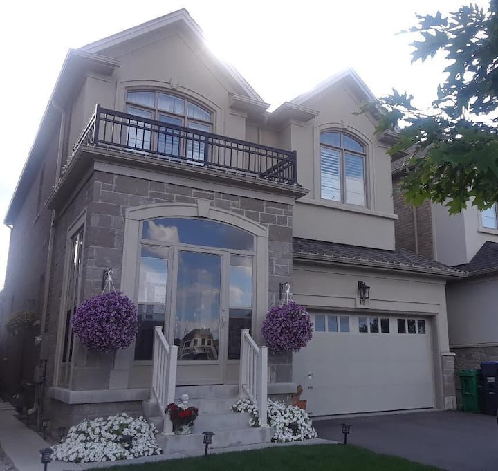 Wood Green! Private Cozy Basement Living, Brampton - Brampton