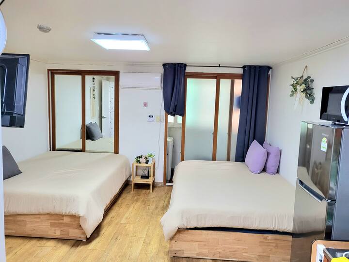 [홍대입구역8번출구3분거리]queen Bed 2 - Seoul