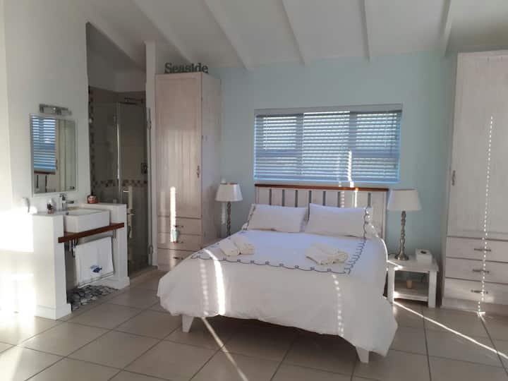 Sonnemeisie De Kelders Welcomes You! - Gansbaai