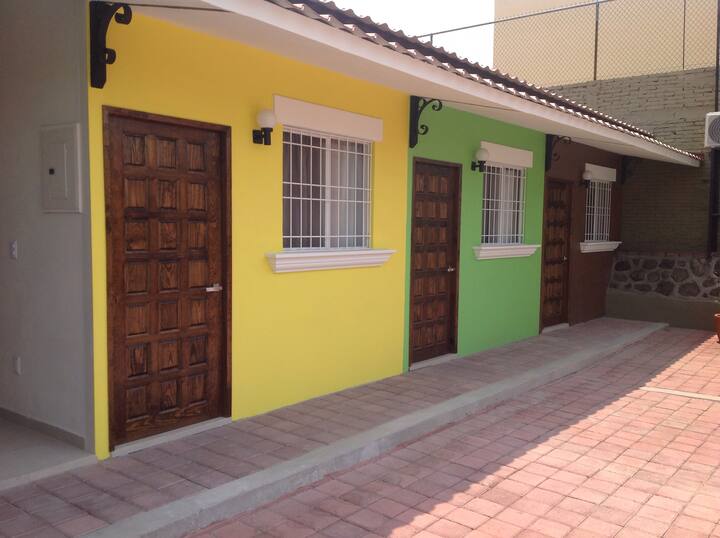 Hostal De Colores (Azul) En Jard. Vista Hermosa - Colima