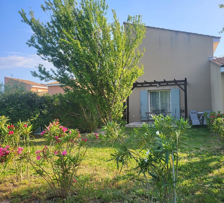 Bel Appartement Climatisé Piscine Aire De Jeux - Sorgues