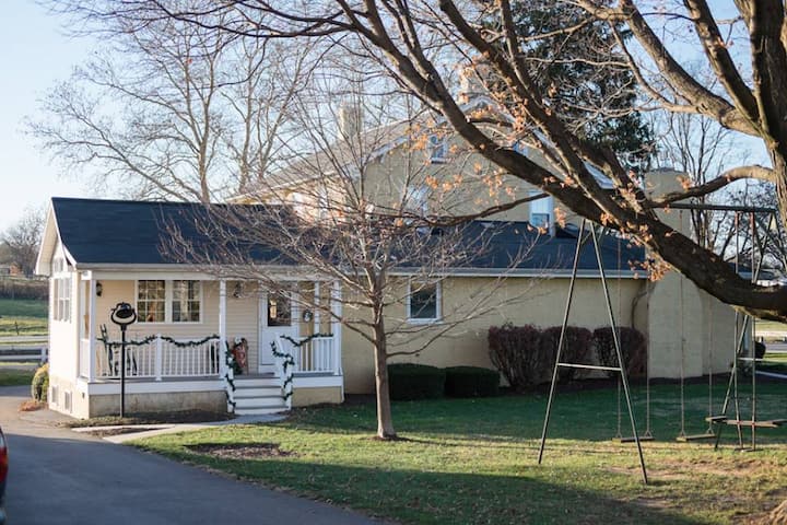 Farm Stay At Neffdale Farm Bed & Breakfast - Strasburg, PA