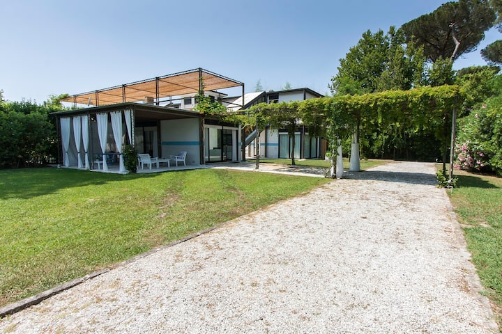 Villa Minimal In Forte Dei Marmi,in Roma Imperiale - Forte dei Marmi