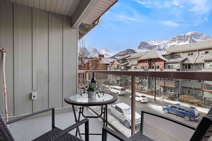 Fantastic Mountain View One Bedroom Escape - 캔모어
