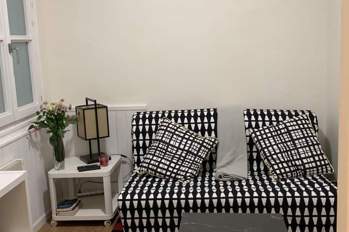 Trés Accueillant Dans La Fameuse Rue Des Martyrs! - París