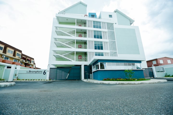 Upscale 2 Bedroom Apt The Bromptons New Kingston - Kingston