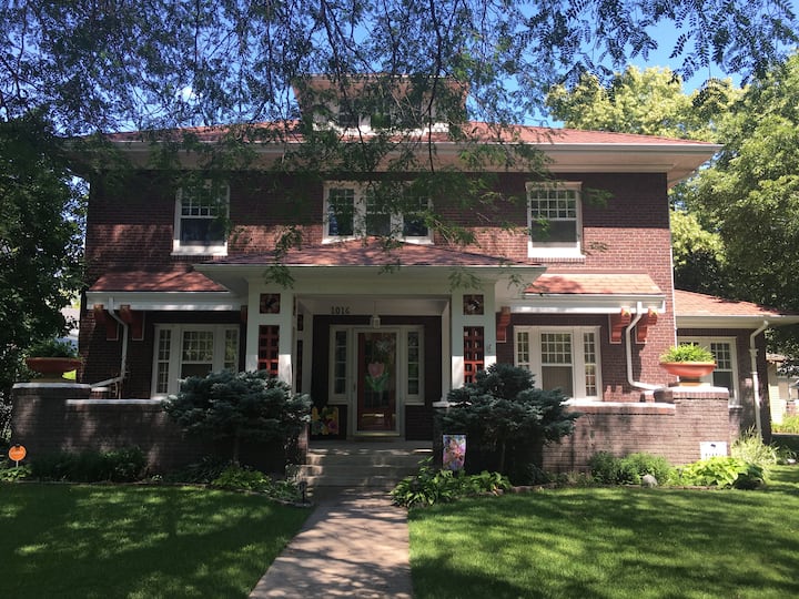 Private Rooms In Our Charming Home! - Grand Island, NE