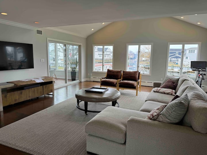 Waterfront Beach House Sleeps 5 - Sea Bright, NJ
