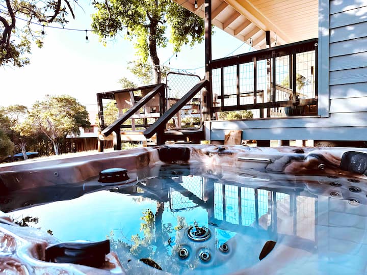 Lake View, Hot Tub, Fire Pit & Pets Ok - Canyon Lake, TX