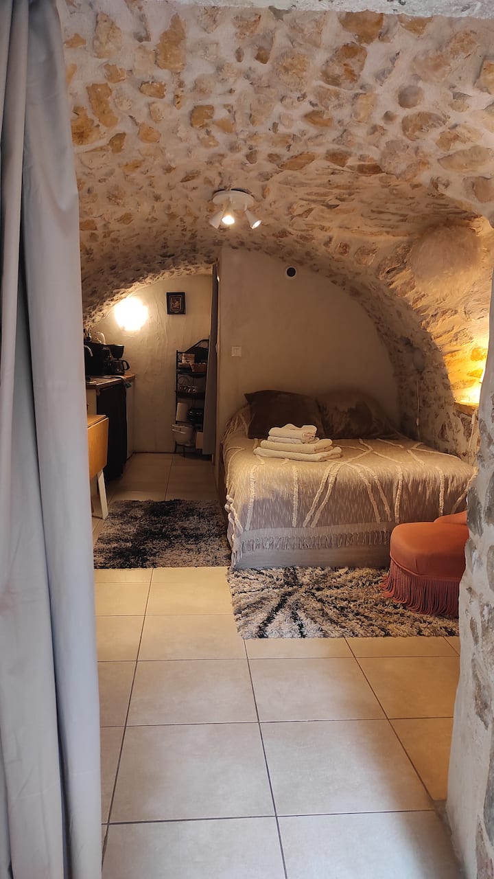 Coquet Studio Maison En Pierres
 "La Troglonite" - Salavas