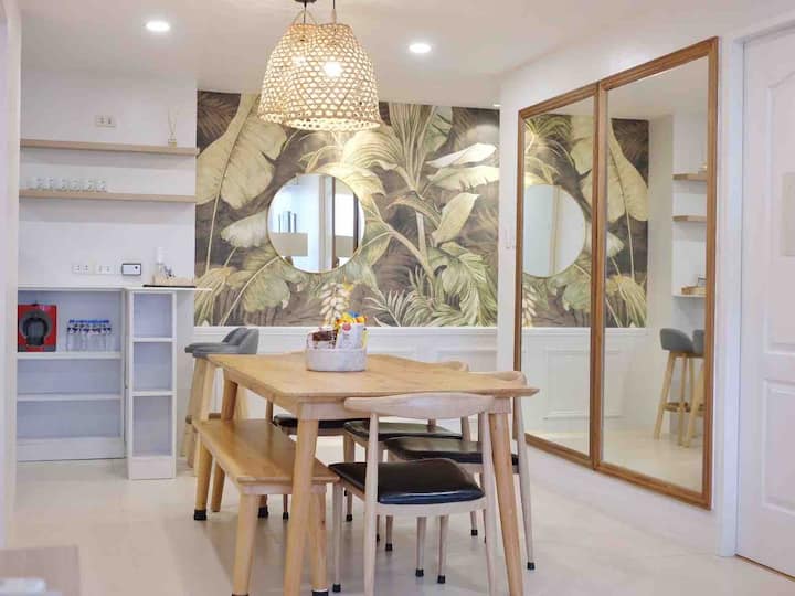 3 Br Tropical Suite In Bgc + Parking - Makati