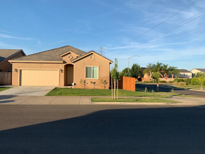 Bobcat Getaway -- On Your Way To Yosemite! - Merced, CA