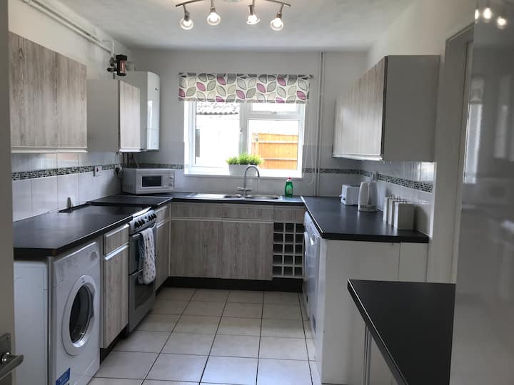 The Conifers - Lovely Family Home In Witney - Witney