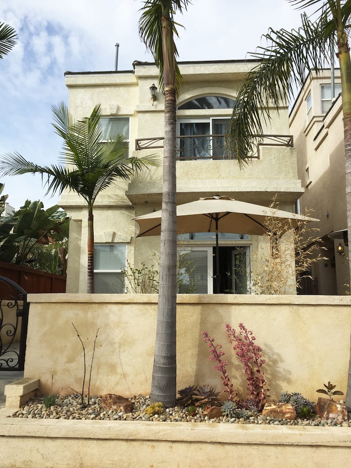 Hb Villa, Steps To Sand, Food & Fun & Pet Friendly - Huntington Beach, CA
