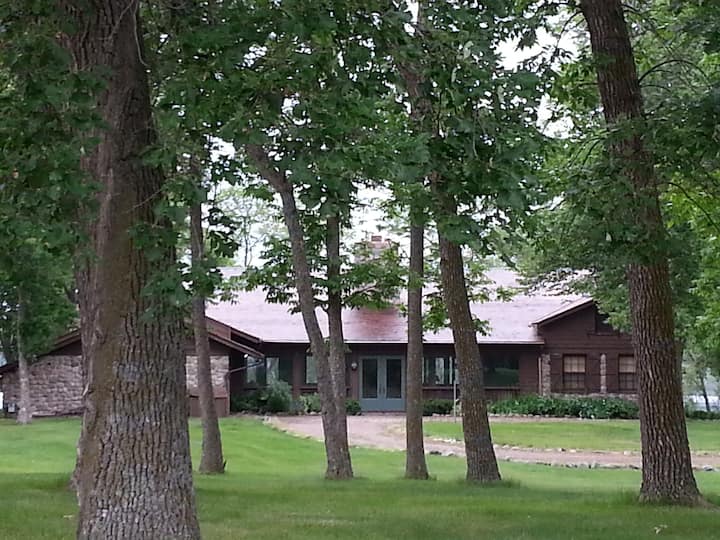 1948 Lake Estate
Sleeps 12
1/2 Mile Lakeshore - Detroit Lakes