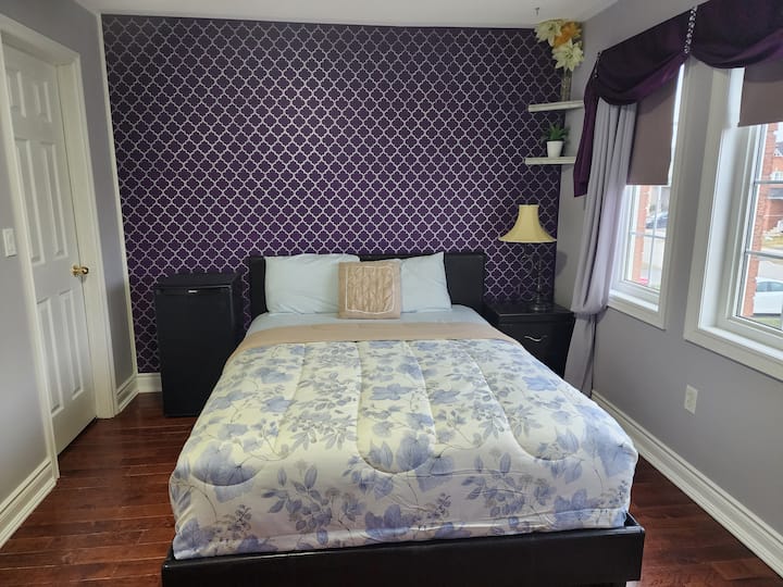Bright And Cozy Room With An Ensuite Washroom - Bowmanville