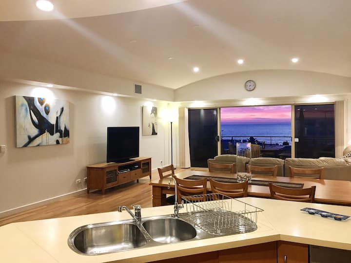 Ocean Views, Romantic Beach-side Home With Spa - Marion