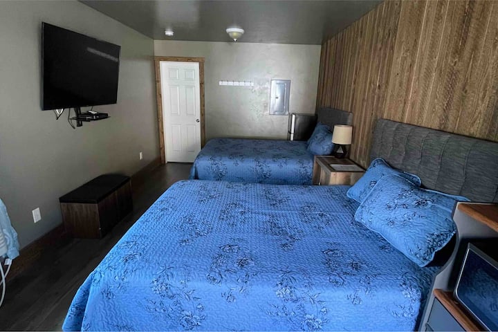 Parkway Yellowstone Guest House Room #1 - Gardiner, MT