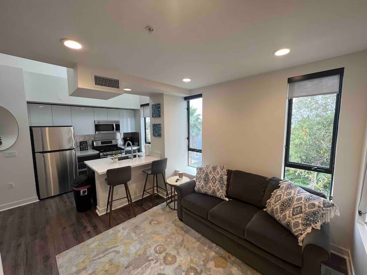 Loft Living In East Hollywood - Beverly Hills, CA