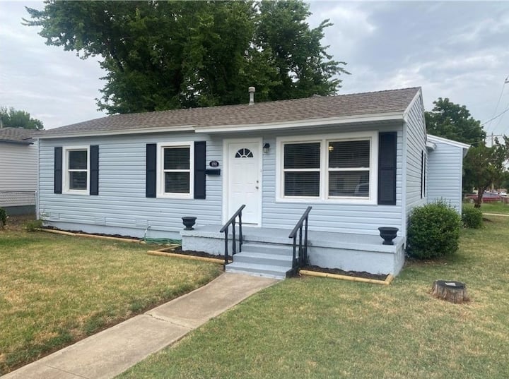 Entire 3 Bed/ 1 Bath / 1 Car Garage Edmond Home - 埃德蒙