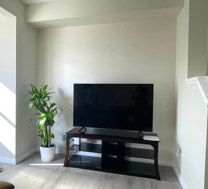 New 3-br Townhouse, 2.5 Bath Close To Yyc - Calgary