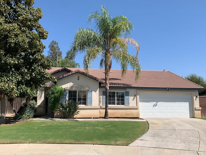 Large Luxury Home W/ Pool - 3 Bedrooms And 3 Bath - Bakersfield, CA