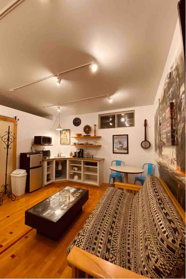 Downtown Art Studio Apartment - Lockhart State Park, Lockhart