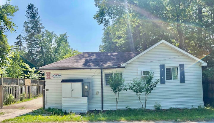 Cozy Cottage Suite #1: Ac & Walk To Wasaga Beach! - Wasaga Beach