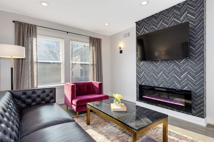 ✱ Bold & Swanky 2br | Gourmet Kitchen + Netflix ✱ - Chicago, IL