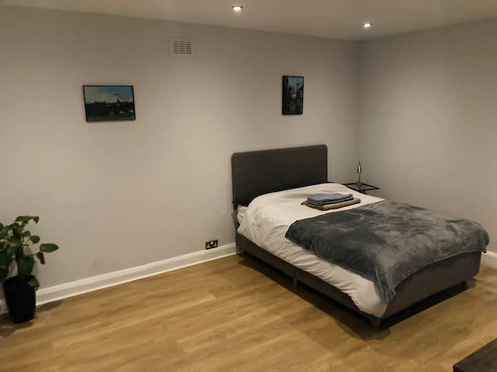 1st Floor Studio Flat Cheam Village - エプソム