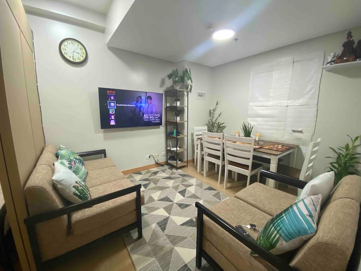 Barkada / Family Room @Trees Residences W/videoke - Quezon City