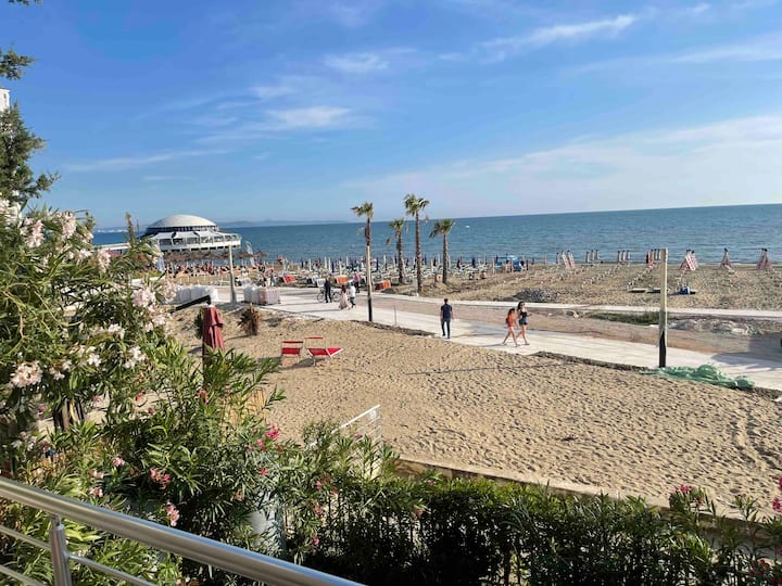 Beachfront 120m² Villa-apt W/ Sea View – Durrës - Albanien