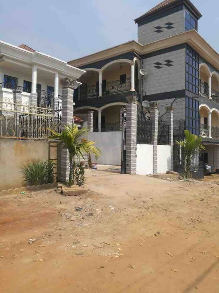 Appartement Sécurisé, Climatisé, Forage Et Gardien - Yaounde