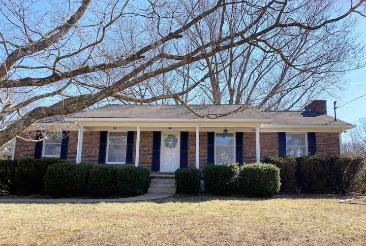Charming, Modern & Convenient Home @ Rock Spring - Fort Patrick Henry Lake, TN