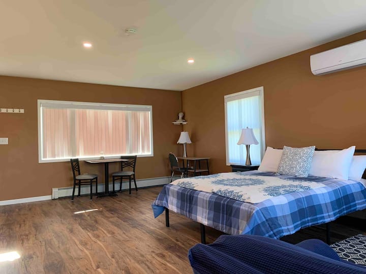 Weeping Willow Hideaway On The Lake Studio Suite - Rhinebeck, NY