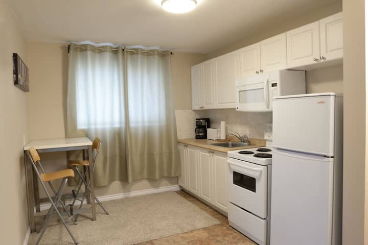 Cozy Hideaway Steps To Rogers Place - 7 Min Walk! - Edmonton