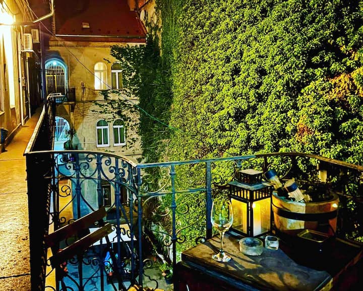 Cosy City Center Cinema Loft W A/c, Terrace&bikes - Budapest