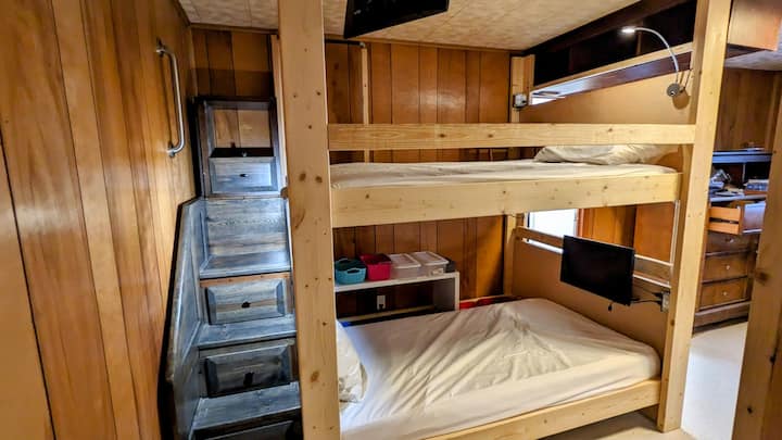 Female Shared Dorm In Irving - Lux Bottom Bunk - Dallas, TX
