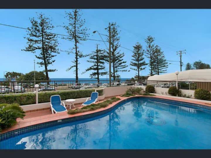 Burleigh Beach On Your Door Step - Coolangatta
