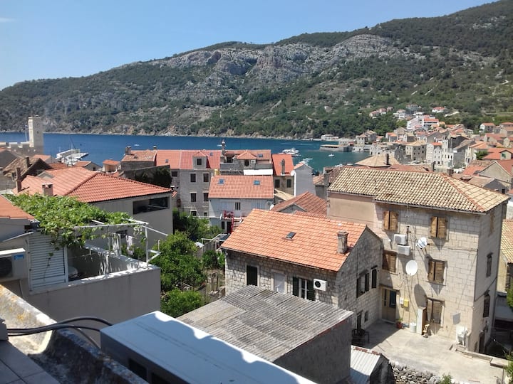 Comfortable 4+1 Apt. , Town Center - Komiža