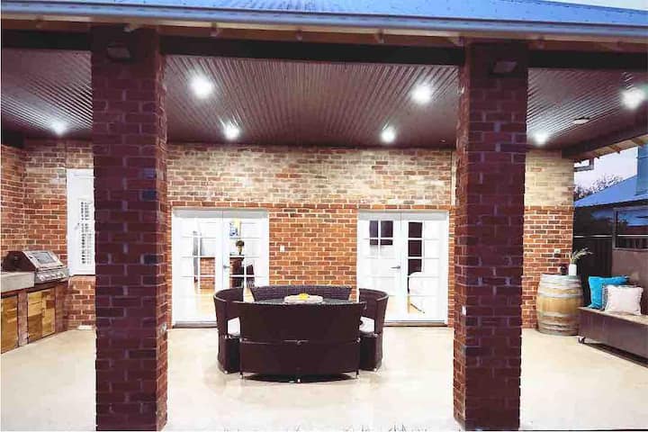 The Bnb Filled To The Brim With Character & Charm! - Dubbo