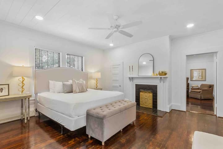 Darling On Main: Lovely Home Near The U Of A - Tuscaloosa, AL