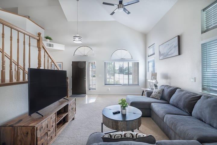 Roomy & Inviting Home Close To Downtown - Elk Grove, CA