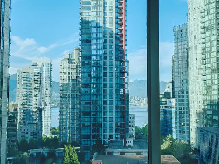 Central Downtown 2-bed With Stunning Water Views - Vancouver