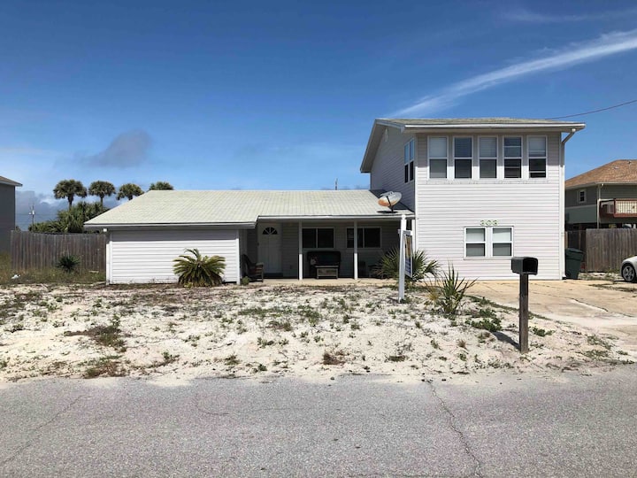 1 Block Off Gulf Of Mexico, Hot Tub & King Suite! - Pensacola Beach, FL